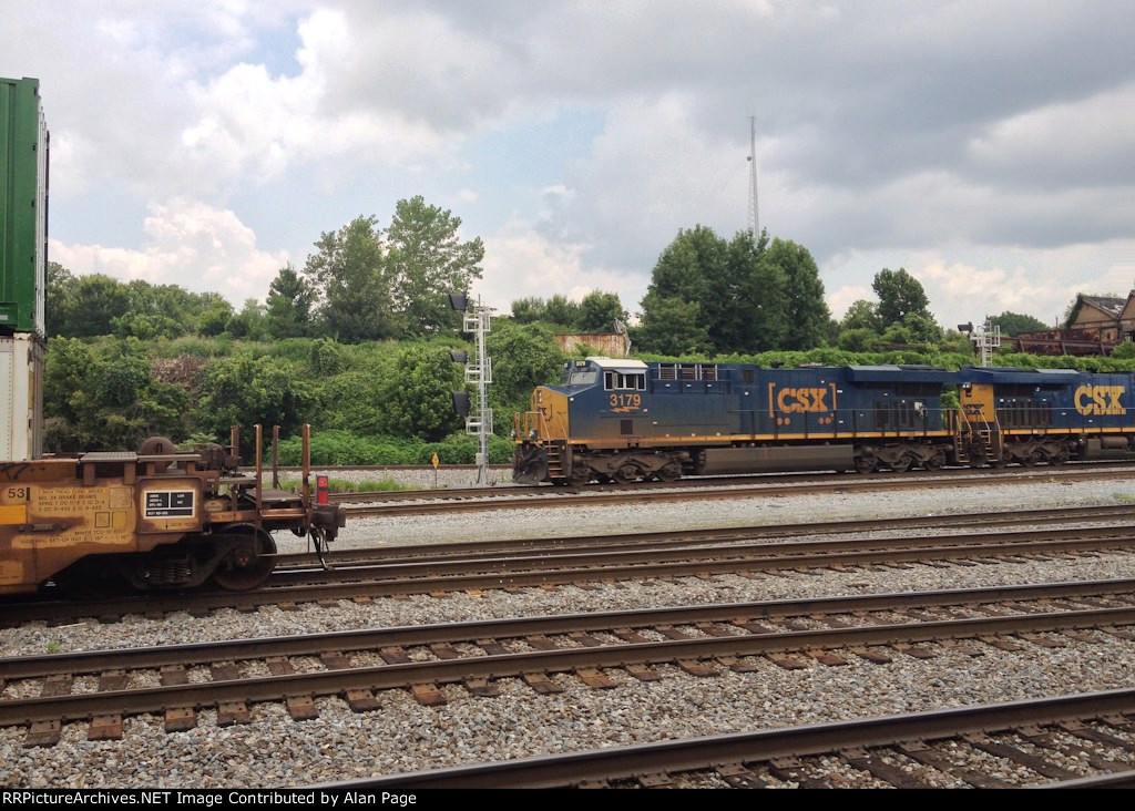 CSX 3179, 850, and 294